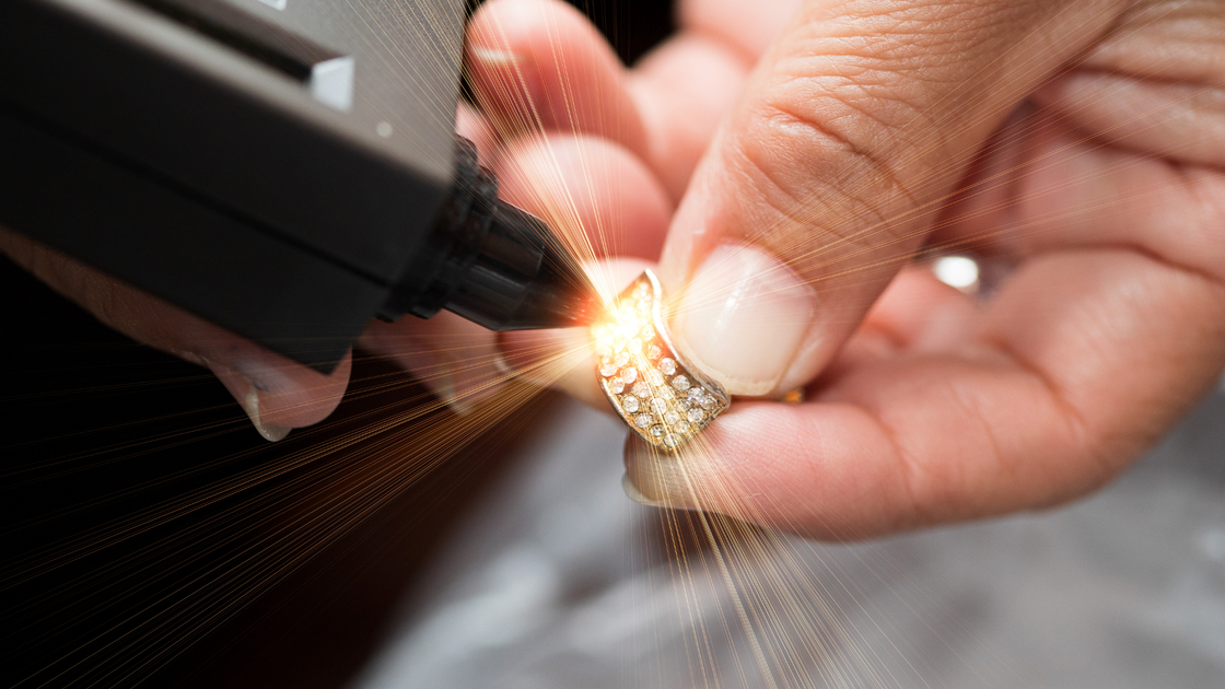 Does Moissanite Pass A Diamond Tester? – Iceberg Diamonds at Boulevard Mall